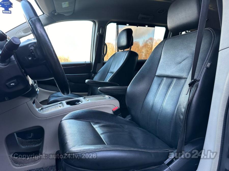 Pelēks Lancia Voyager 2012 Tartu, ar dzinēja tilpumu 2.80 L un nobraukumu 358 tūkst. km par 5599 €, foto 17 vietnē AUTOMOTO.COM.LV
