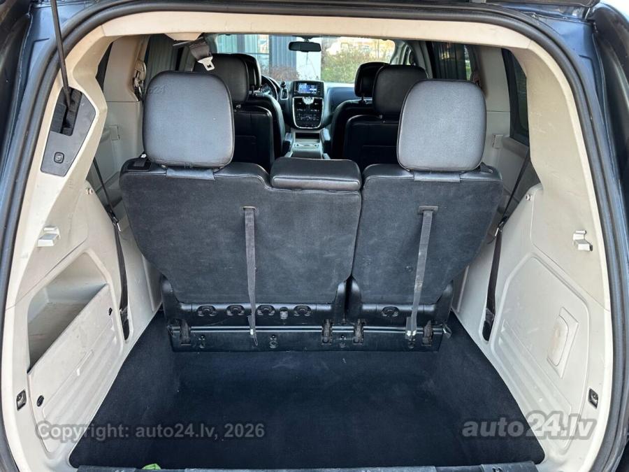 Pelēks Lancia Voyager 2012 Tartu, ar dzinēja tilpumu 2.80 L un nobraukumu 358 tūkst. km par 5599 €, foto 20 vietnē AUTOMOTO.COM.LV