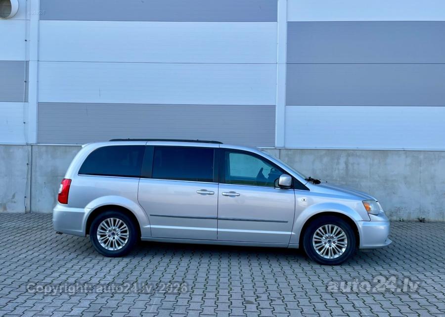 Grey Lancia Voyager 2012 in Tallinn, with an engine capacity of 2.80 L and mileage of 258 thousand km for 2700 €, photo 7 on AUTOMOTO.COM.LV