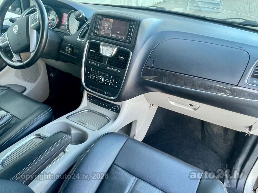 Grey Lancia Voyager 2012 in Tallinn, with an engine capacity of 2.80 L and mileage of 258 thousand km for 2700 €, photo 8 on AUTOMOTO.COM.LV
