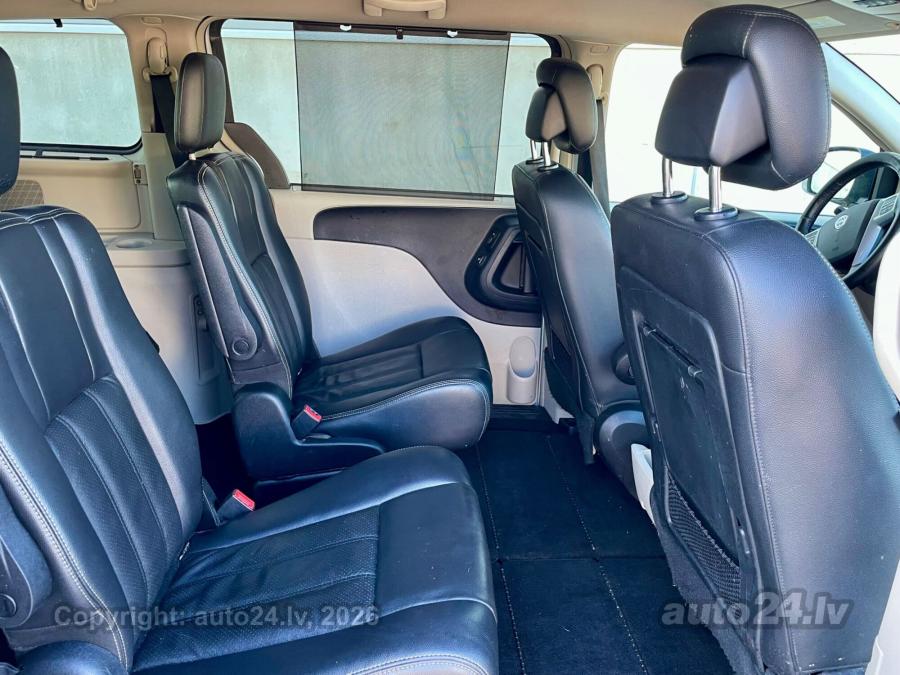 Grey Lancia Voyager 2012 in Tallinn, with an engine capacity of 2.80 L and mileage of 258 thousand km for 2700 €, photo 9 on AUTOMOTO.COM.LV