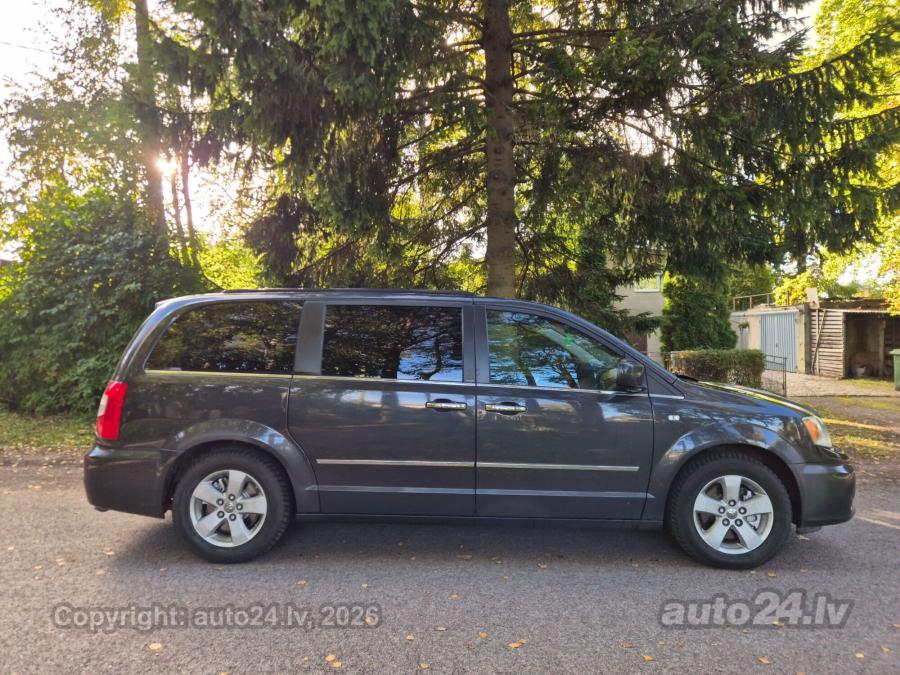 Pelēks Lancia Voyager 2012 Tallina, ar dzinēja tilpumu 2.80 L un nobraukumu 319 tūkst. km par 4999 €, foto 8 vietnē AUTOMOTO.COM.LV