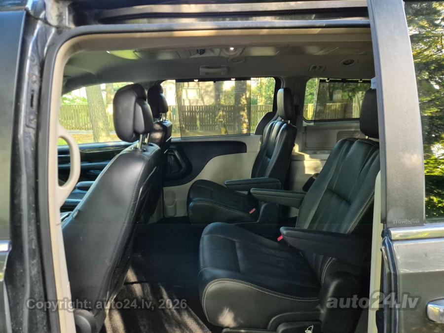 Pelēks Lancia Voyager 2012 Tallina, ar dzinēja tilpumu 2.80 L un nobraukumu 319 tūkst. km par 4999 €, foto 12 vietnē AUTOMOTO.COM.LV