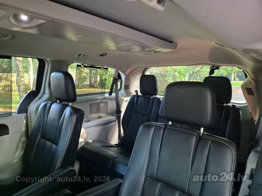 Pelēks Lancia Voyager 2012 Tallina, ar dzinēja tilpumu 2.80 L un nobraukumu 319 tūkst. km par 4999 €, foto 13 vietnē AUTOMOTO.COM.LV
