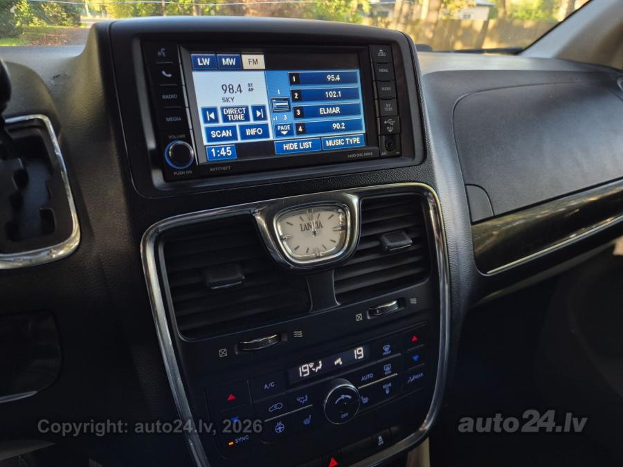 Pelēks Lancia Voyager 2012 Tallina, ar dzinēja tilpumu 2.80 L un nobraukumu 319 tūkst. km par 4999 €, foto 15 vietnē AUTOMOTO.COM.LV