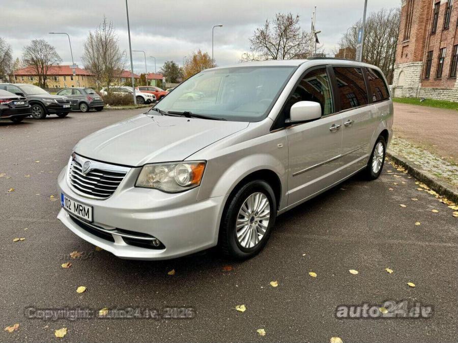 Grey Lancia Voyager 2013 in Tallinn, with an engine capacity of 2.80 L and mileage of 328 thousand km for 5900 €, photo 1 on AUTOMOTO.COM.LV