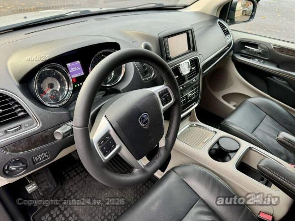Pelēks Lancia Voyager 2013 Tallina, ar dzinēja tilpumu 2.80 L un nobraukumu 328 tūkst. km par 5900 €, foto 3 vietnē AUTOMOTO.COM.LV