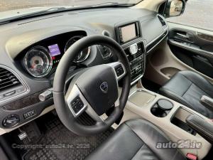 Pelēks Lancia Voyager 2013 Tallina, ar dzinēja tilpumu 2.80 L un nobraukumu 328 tūkst. km par 5900 €, foto 3 vietnē AUTOMOTO.COM.LV