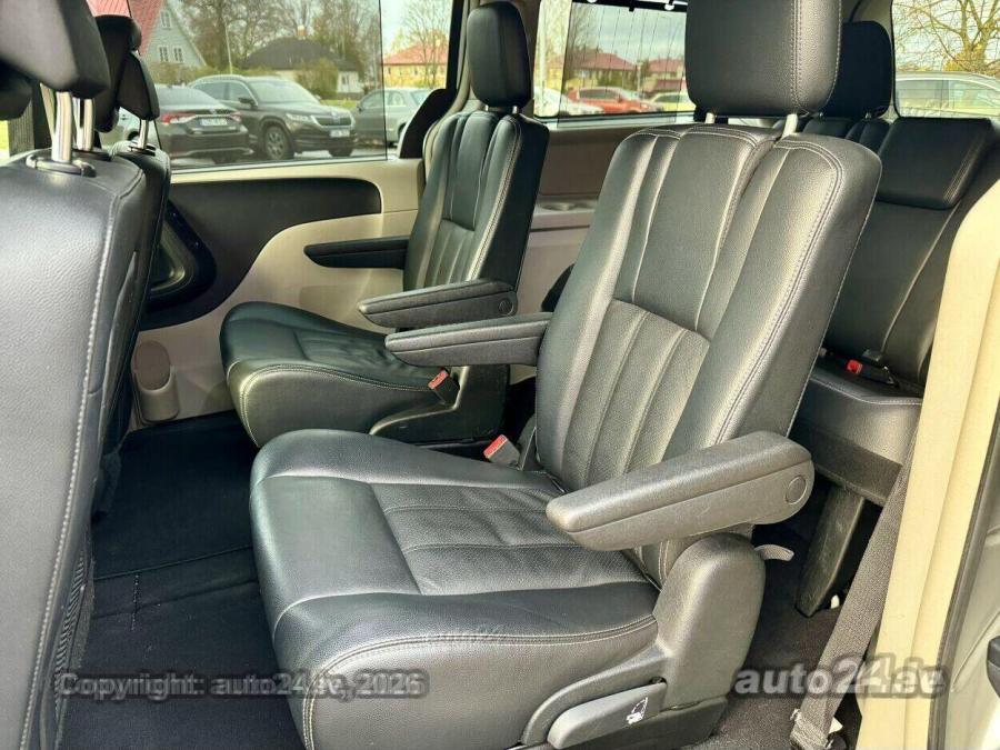 Pelēks Lancia Voyager 2013 Tallina, ar dzinēja tilpumu 2.80 L un nobraukumu 328 tūkst. km par 5900 €, foto 5 vietnē AUTOMOTO.COM.LV