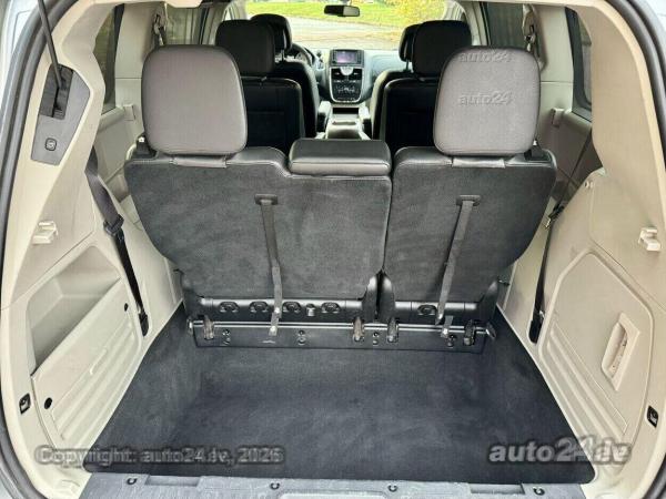 Pelēks Lancia Voyager 2013 Tallina, ar dzinēja tilpumu 2.80 L un nobraukumu 328 tūkst. km par 5900 €, foto 8 vietnē AUTOMOTO.COM.LV
