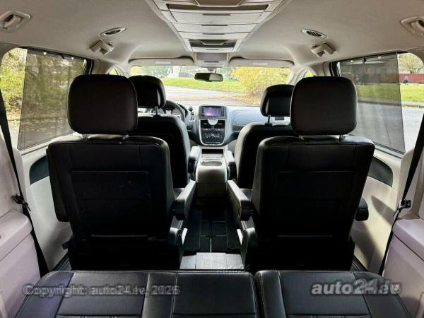 Pelēks Lancia Voyager 2013 Tallina, ar dzinēja tilpumu 2.80 L un nobraukumu 328 tūkst. km par 5900 €, foto 9 vietnē AUTOMOTO.COM.LV