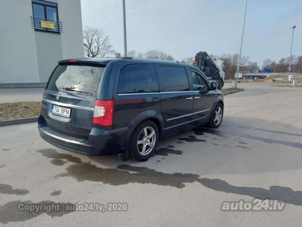 Grey Lancia Voyager 2013 in Tallinn, with an engine capacity of 2.80 L and mileage of 270 thousand km for 6500 €, photo 5 on AUTOMOTO.COM.LV