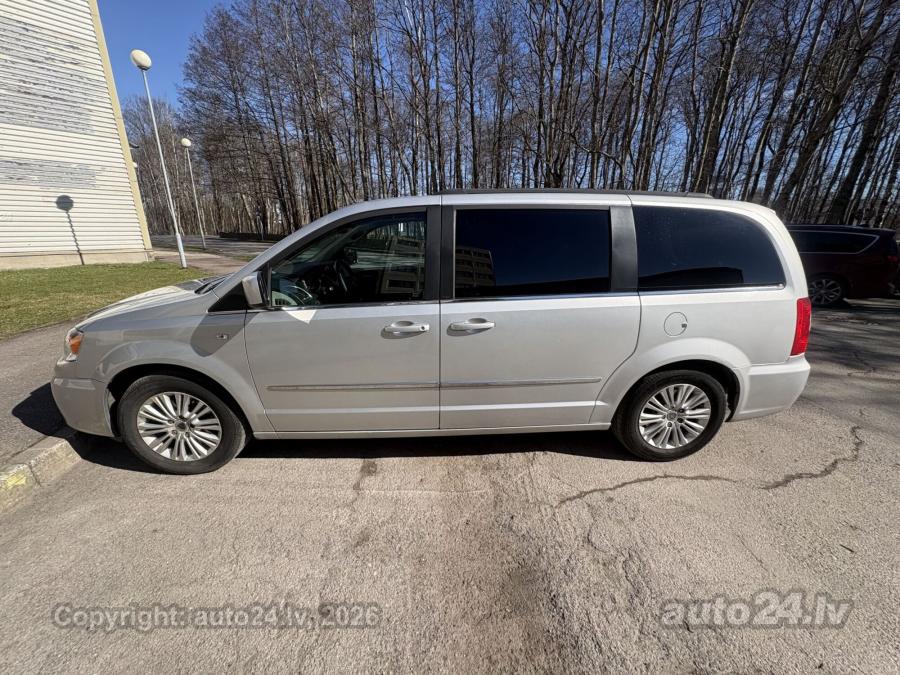 Grey Lancia Voyager 2013 in Tallinn, with an engine capacity of 2.80 L and mileage of 251 thousand km for 9500 €, photo 3 on AUTOMOTO.COM.LV