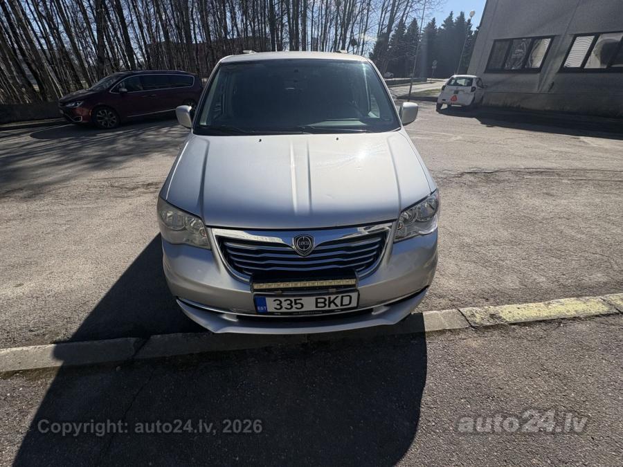 Grey Lancia Voyager 2013 in Tallinn, with an engine capacity of 2.80 L and mileage of 251 thousand km for 9500 €, photo 5 on AUTOMOTO.COM.LV