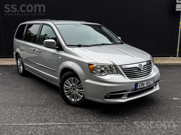 Grey Lancia Voyager 2013 in Jelgava, with an engine capacity of 2.80 L and mileage of 340 thousand km for 6995 €, photo 1 on AUTOMOTO.COM.LV