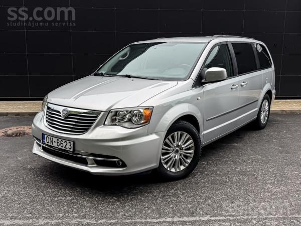 Grey Lancia Voyager 2013 in Jelgava, with an engine capacity of 2.80 L and mileage of 340 thousand km for 6995 €, photo 3 on AUTOMOTO.COM.LV