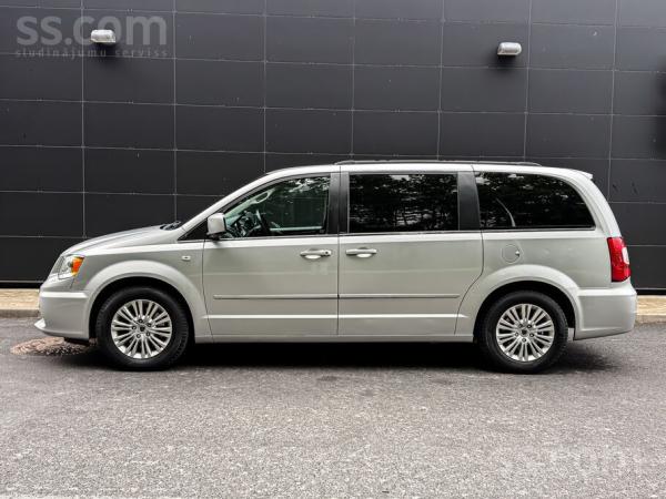 Grey Lancia Voyager 2013 in Jelgava, with an engine capacity of 2.80 L and mileage of 340 thousand km for 6995 €, photo 4 on AUTOMOTO.COM.LV