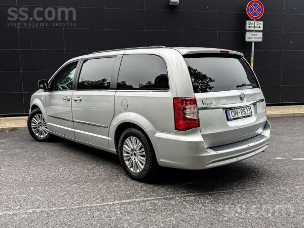 Grey Lancia Voyager 2013 in Jelgava, with an engine capacity of 2.80 L and mileage of 340 thousand km for 6995 €, photo 5 on AUTOMOTO.COM.LV