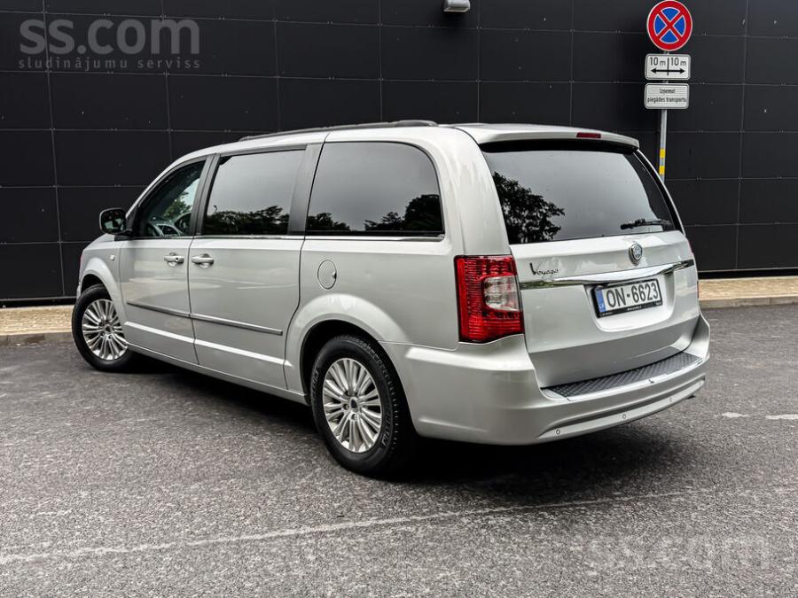 Pelēks Lancia Voyager 2013 Jelgava, ar dzinēja tilpumu 2.80 L un nobraukumu 340 tūkst. km par 6995 €, foto 6 vietnē AUTOMOTO.COM.LV