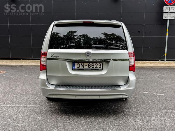 Grey Lancia Voyager 2013 in Jelgava, with an engine capacity of 2.80 L and mileage of 340 thousand km for 6995 €, photo 6 on AUTOMOTO.COM.LV