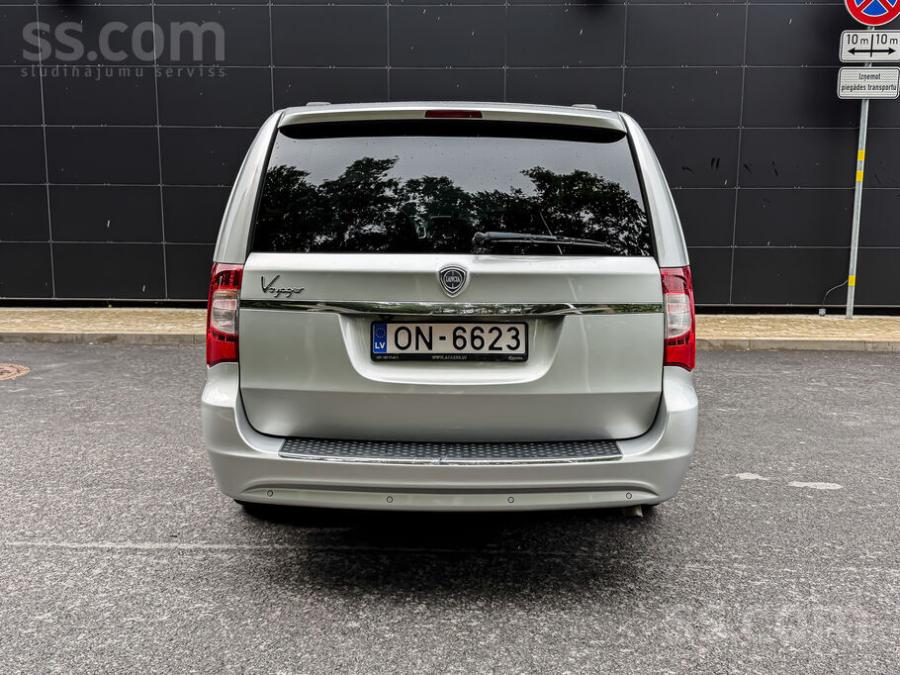 Pelēks Lancia Voyager 2013 Jelgava, ar dzinēja tilpumu 2.80 L un nobraukumu 340 tūkst. km par 6995 €, foto 7 vietnē AUTOMOTO.COM.LV