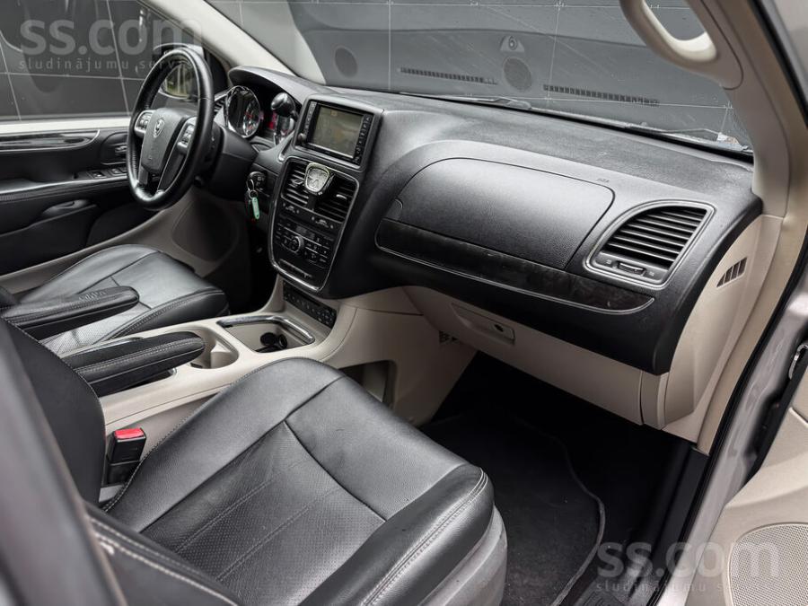 Pelēks Lancia Voyager 2013 Jelgava, ar dzinēja tilpumu 2.80 L un nobraukumu 340 tūkst. km par 6995 €, foto 18 vietnē AUTOMOTO.COM.LV