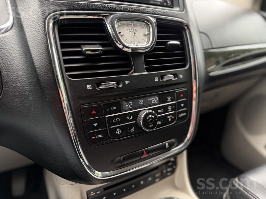 Pelēks Lancia Voyager 2013 Jelgava, ar dzinēja tilpumu 2.80 L un nobraukumu 340 tūkst. km par 6995 €, foto 19 vietnē AUTOMOTO.COM.LV