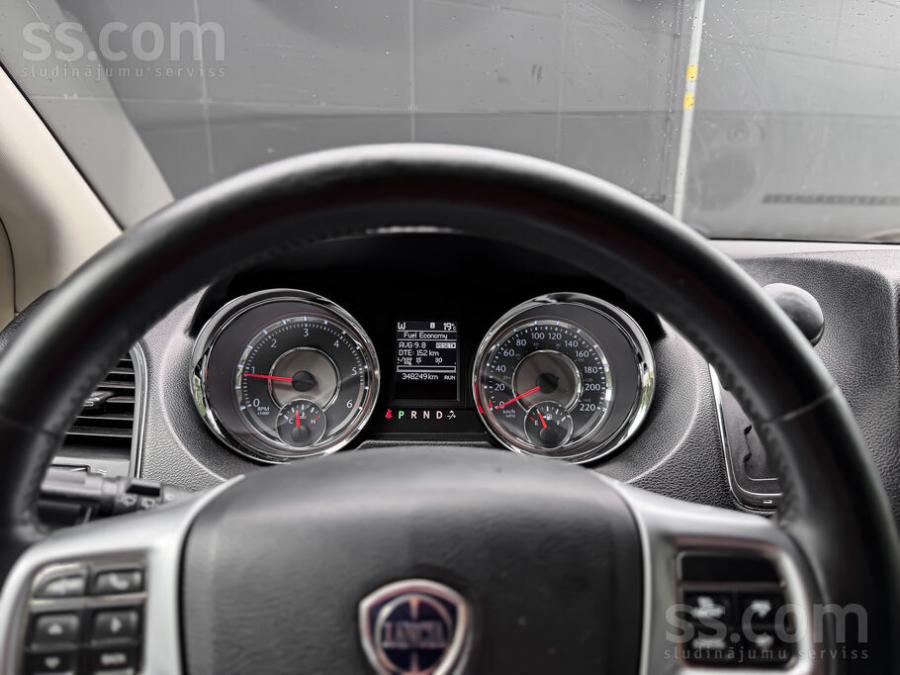 Pelēks Lancia Voyager 2013 Jelgava, ar dzinēja tilpumu 2.80 L un nobraukumu 340 tūkst. km par 6995 €, foto 20 vietnē AUTOMOTO.COM.LV