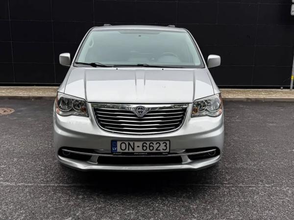 Grey Lancia Voyager 2013 in Jelgava, with an engine capacity of 2.80 L and mileage of 340 thousand km for 6995 €, photo 2 on AUTOMOTO.COM.LV