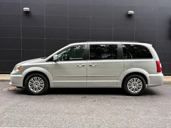 Grey Lancia Voyager 2013 in Jelgava, with an engine capacity of 2.80 L and mileage of 340 thousand km for 6995 €, photo 4 on AUTOMOTO.COM.LV