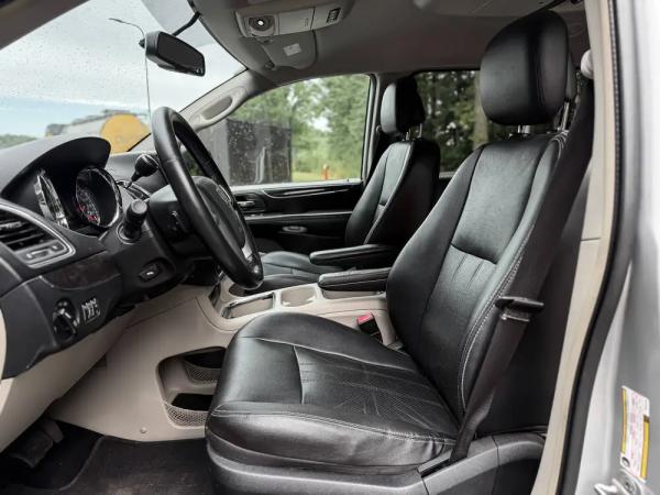 Grey Lancia Voyager 2013 in Jelgava, with an engine capacity of 2.80 L and mileage of 340 thousand km for 6995 €, photo 8 on AUTOMOTO.COM.LV
