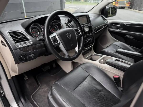 Grey Lancia Voyager 2013 in Jelgava, with an engine capacity of 2.80 L and mileage of 340 thousand km for 6995 €, photo 9 on AUTOMOTO.COM.LV
