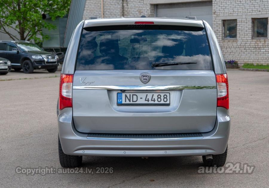 Pelēks Lancia Voyager 2013 Cēsis, ar dzinēja tilpumu 2.80 L un nobraukumu 220 tūkst. km par 10300 €, foto 6 vietnē AUTOMOTO.COM.LV