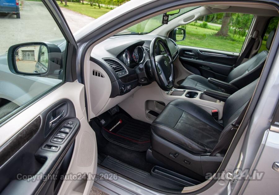 Pelēks Lancia Voyager 2013 Cēsis, ar dzinēja tilpumu 2.80 L un nobraukumu 220 tūkst. km par 10300 €, foto 12 vietnē AUTOMOTO.COM.LV