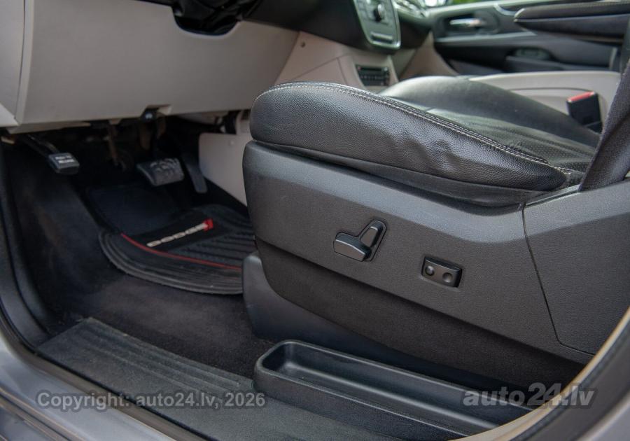 Pelēks Lancia Voyager 2013 Cēsis, ar dzinēja tilpumu 2.80 L un nobraukumu 220 tūkst. km par 10300 €, foto 20 vietnē AUTOMOTO.COM.LV