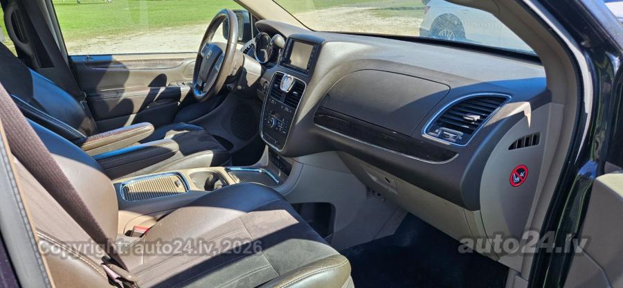 Pelēks Lancia Voyager 2014 Pērnava, ar dzinēja tilpumu 2.80 L un nobraukumu 292 tūkst. km par 7990 €, foto 7 vietnē AUTOMOTO.COM.LV