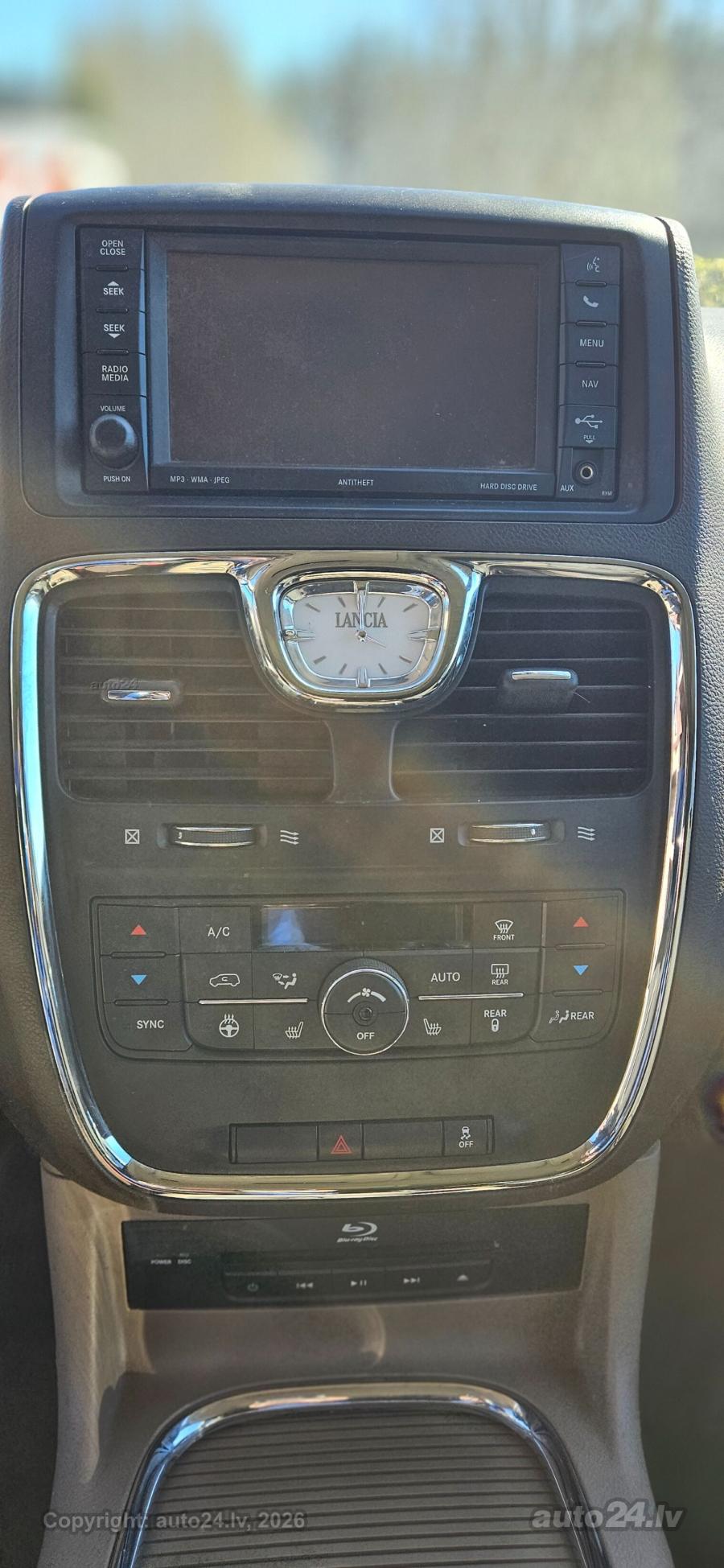 Pelēks Lancia Voyager 2014 Pērnava, ar dzinēja tilpumu 2.80 L un nobraukumu 292 tūkst. km par 7990 €, foto 14 vietnē AUTOMOTO.COM.LV