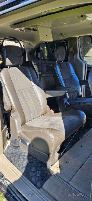 Pelēks Lancia Voyager 2014 Pērnava, ar dzinēja tilpumu 2.80 L un nobraukumu 292 tūkst. km par 7990 €, foto 17 vietnē AUTOMOTO.COM.LV