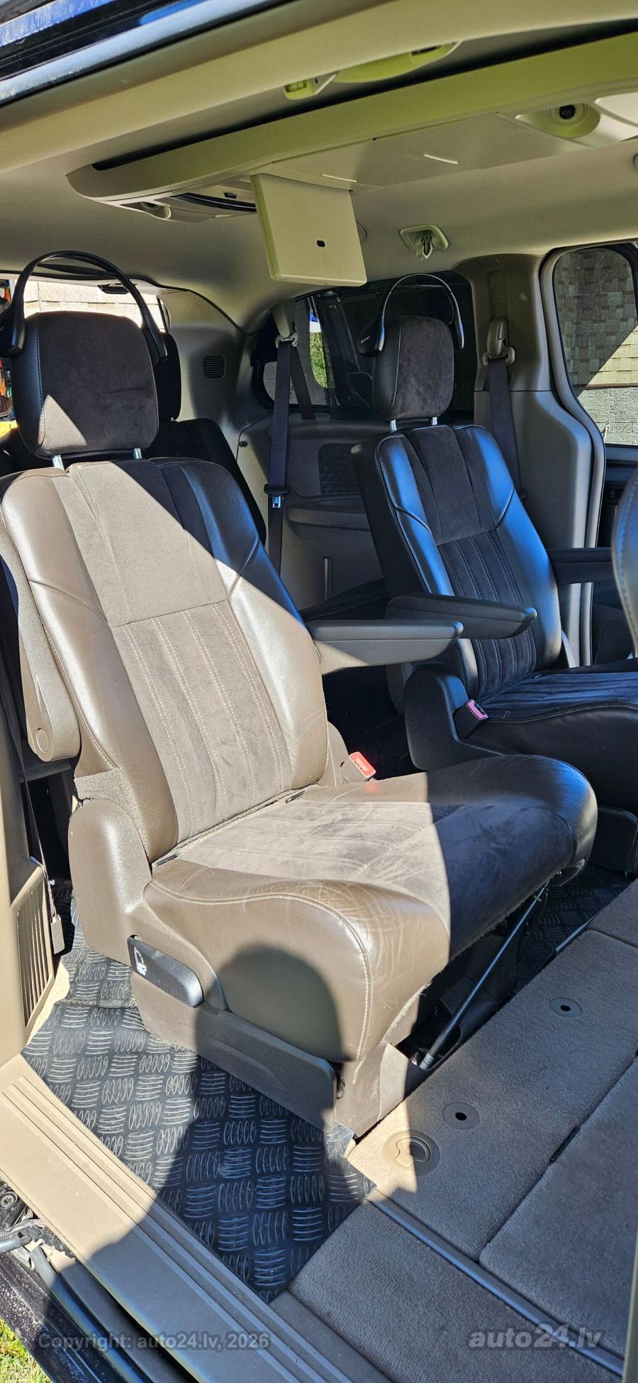 Pelēks Lancia Voyager 2014 Pērnava, ar dzinēja tilpumu 2.80 L un nobraukumu 292 tūkst. km par 7990 €, foto 17 vietnē AUTOMOTO.COM.LV