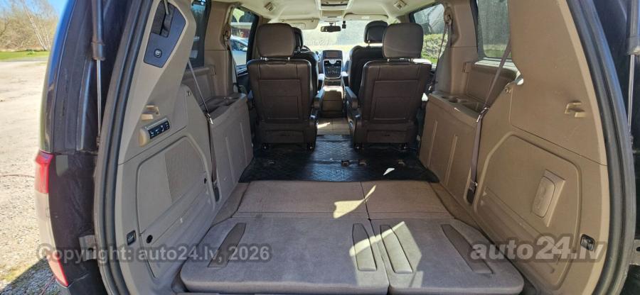 Pelēks Lancia Voyager 2014 Pērnava, ar dzinēja tilpumu 2.80 L un nobraukumu 292 tūkst. km par 7990 €, foto 22 vietnē AUTOMOTO.COM.LV