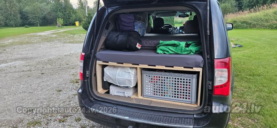 Pelēks Lancia Voyager 2014 Pērnava, ar dzinēja tilpumu 2.80 L un nobraukumu 292 tūkst. km par 7990 €, foto 25 vietnē AUTOMOTO.COM.LV