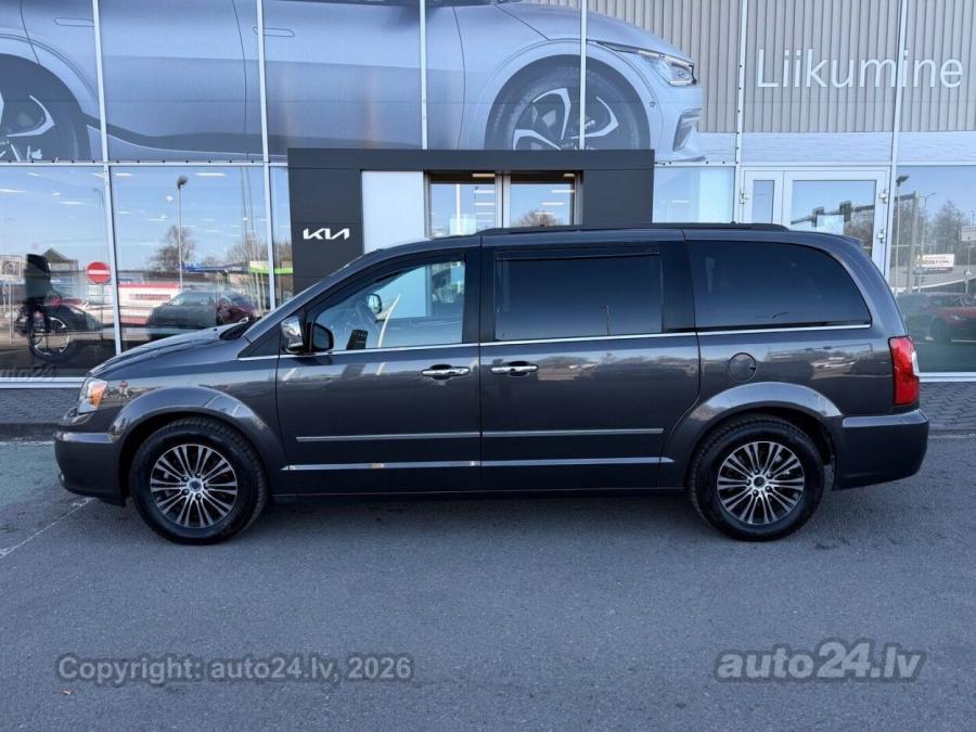 Pelēks Lancia Voyager 2015 Tallina, ar dzinēja tilpumu 2.80 L un nobraukumu 234 tūkst. km par 7900 €, foto 2 vietnē AUTOMOTO.COM.LV