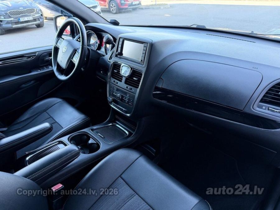 Pelēks Lancia Voyager 2015 Tallina, ar dzinēja tilpumu 2.80 L un nobraukumu 234 tūkst. km par 7900 €, foto 4 vietnē AUTOMOTO.COM.LV