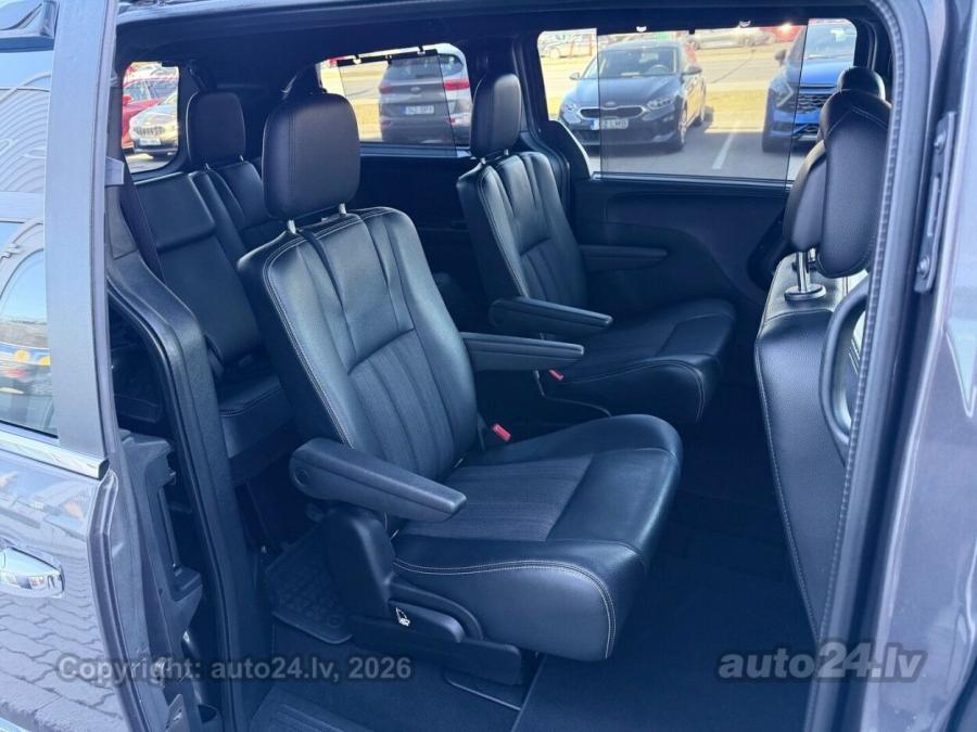 Pelēks Lancia Voyager 2015 Tallina, ar dzinēja tilpumu 2.80 L un nobraukumu 234 tūkst. km par 7900 €, foto 5 vietnē AUTOMOTO.COM.LV