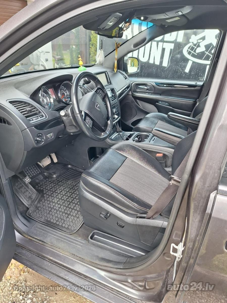 Pelēks Lancia Voyager 2015 Tallina, ar dzinēja tilpumu 2.80 L un nobraukumu 160 tūkst. km par 10000 €, foto 3 vietnē AUTOMOTO.COM.LV