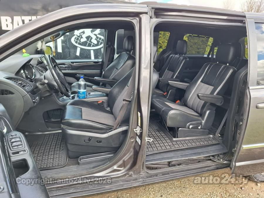 Pelēks Lancia Voyager 2015 Tallina, ar dzinēja tilpumu 2.80 L un nobraukumu 160 tūkst. km par 10000 €, foto 4 vietnē AUTOMOTO.COM.LV