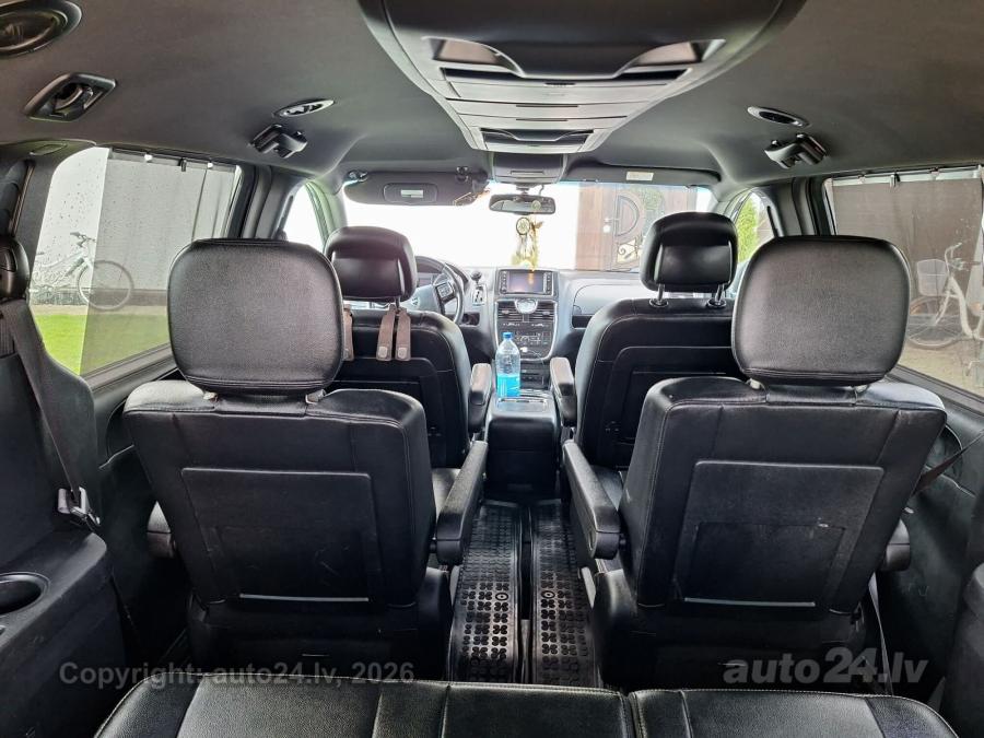 Pelēks Lancia Voyager 2015 Tallina, ar dzinēja tilpumu 2.80 L un nobraukumu 160 tūkst. km par 10000 €, foto 5 vietnē AUTOMOTO.COM.LV