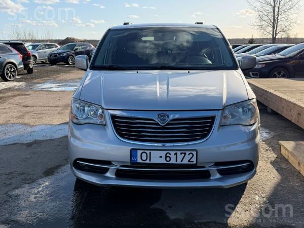 Lancia Voyager 2012 in Riga, with an engine capacity of 2.80 L and mileage of 199 thousand km for 8250 €, photo 2 on AUTOMOTO.COM.LV