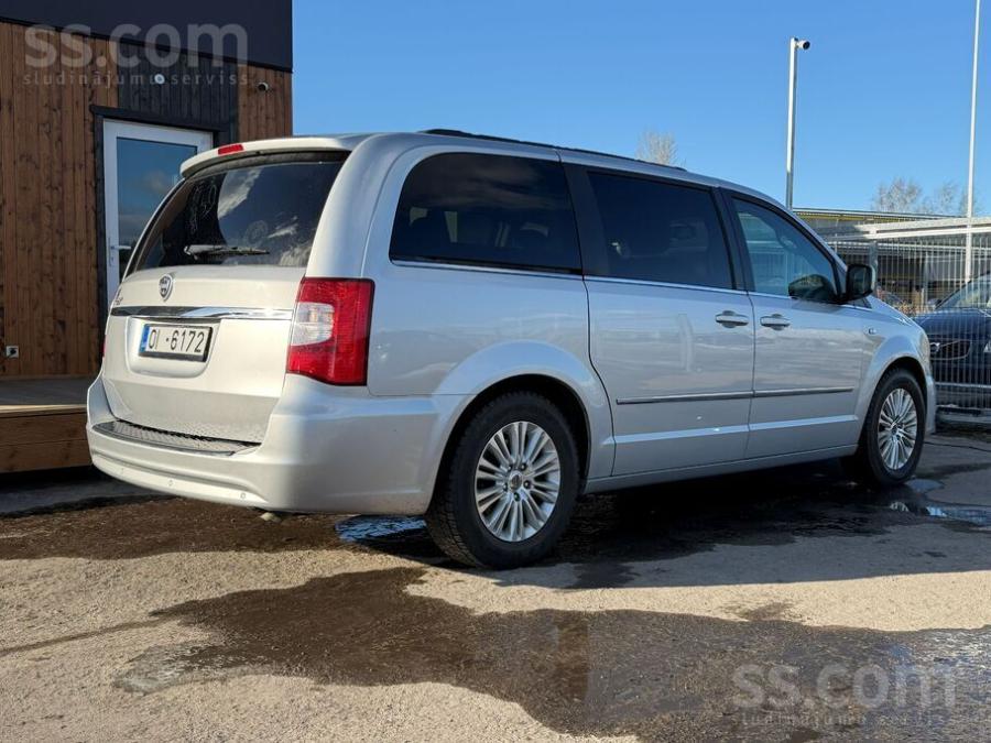 Lancia Voyager 2012 in Riga, with an engine capacity of 2.80 L and mileage of 199 thousand km for 7990 €, photo 7 on AUTOMOTO.COM.LV