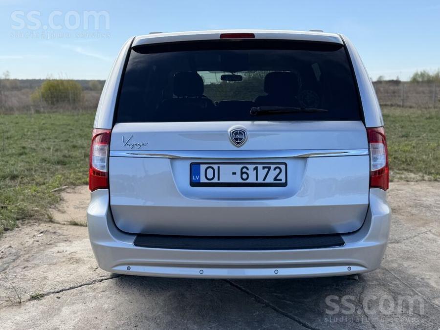 Lancia Voyager 2012 in Riga, with an engine capacity of 2.80 L and mileage of 199 thousand km for 7990 €, photo 7 on AUTOMOTO.COM.LV